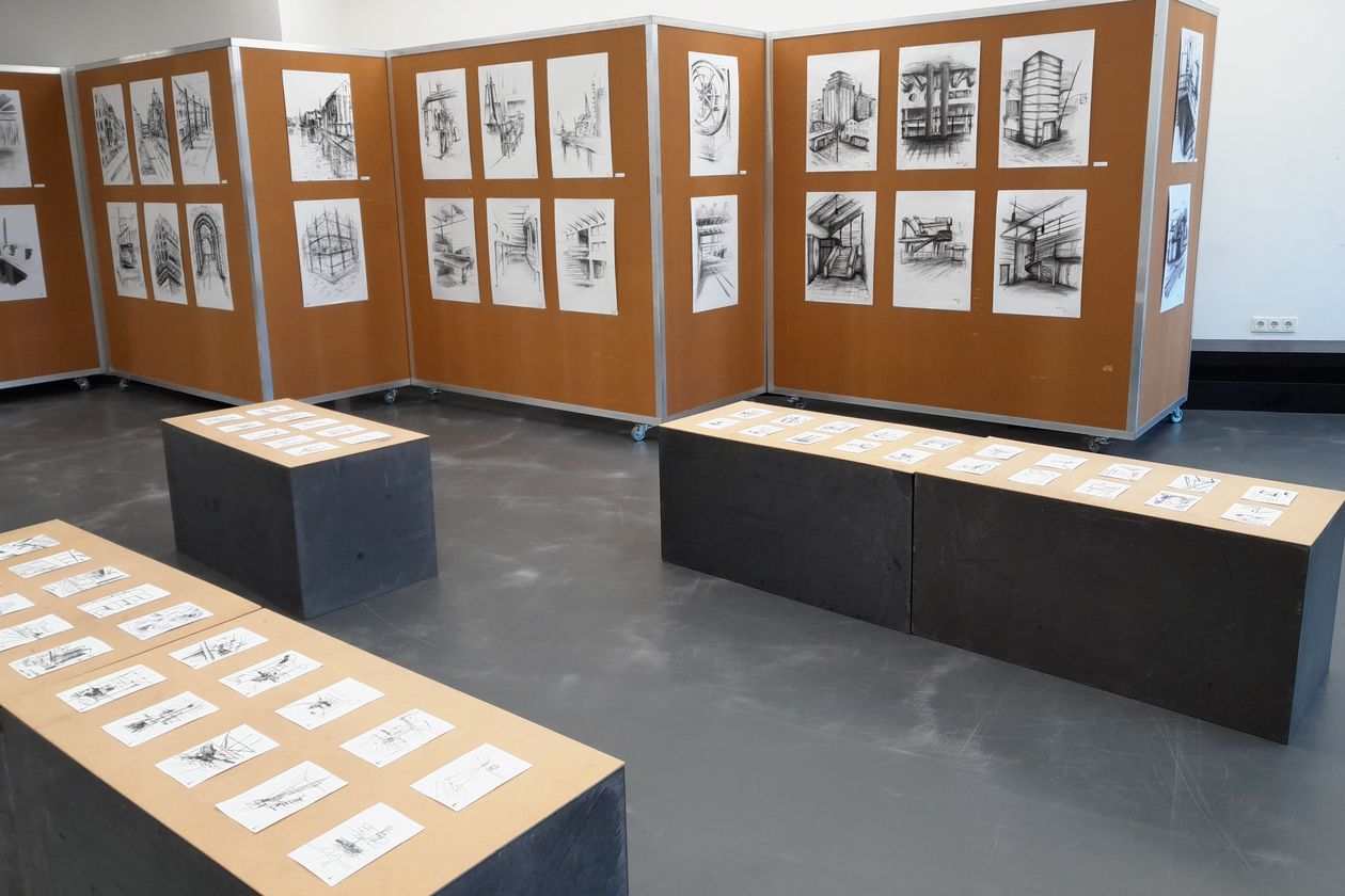 Ausstellung „Zeichnen mit Kohle – Objekt Struktur Raum“ am Campus ...